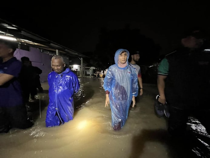 Malaysia GE15: Some candidates pivot to aid efforts as flood victims ...