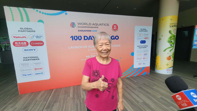 79岁老妇克服畏水恐惧 响应SG60游泳挑战活动 - 8world