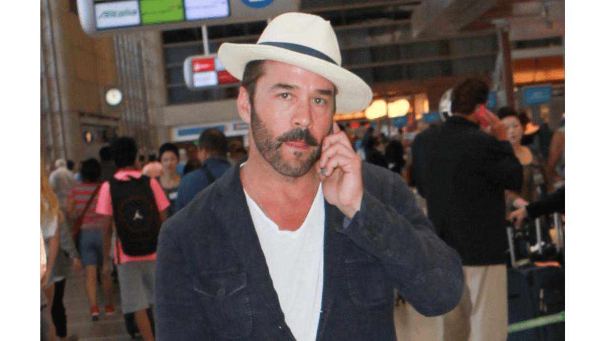 Jeremy Piven doing stand up - 8days
