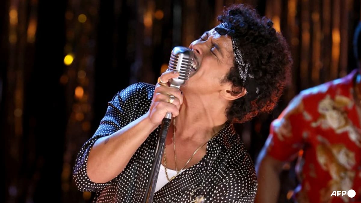 Fans sing along to Kit Chan's Home at Bruno Mars concert in Singapore ...