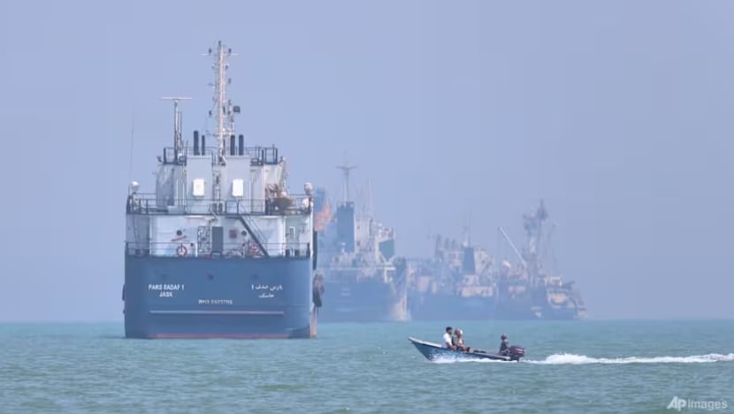 3 kapal tangki gergasi, 7 kapal tangki gas asli cecair lintasi Selat ...