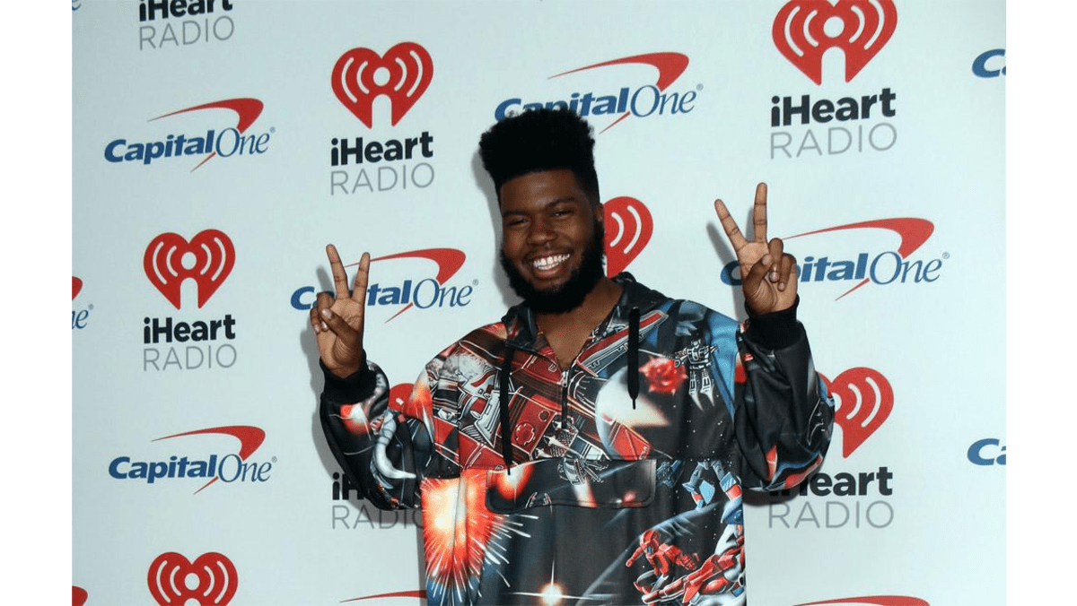 Khalid steps into crowd to comfort crying fan at Manchester gig - 8days