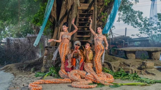 黄明志蛇年贺岁歌大玩谐音梗 ，王彩桦MV化身妖娆蛇精！ - vibes by 8world