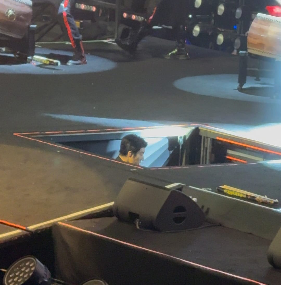 Wang Leehom Yells At Crew After Nearly Falling Off Stage During ...