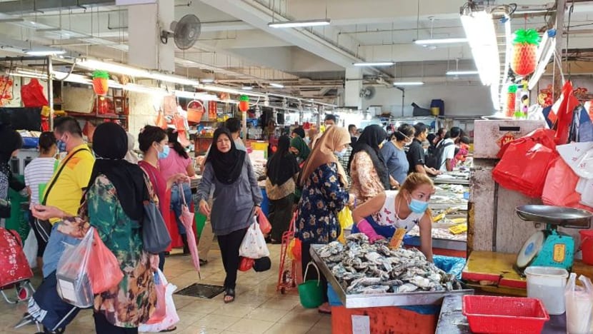 Pusat penjaja makanan di Pasar Geylang Serai terkawal pada hari pertama ...