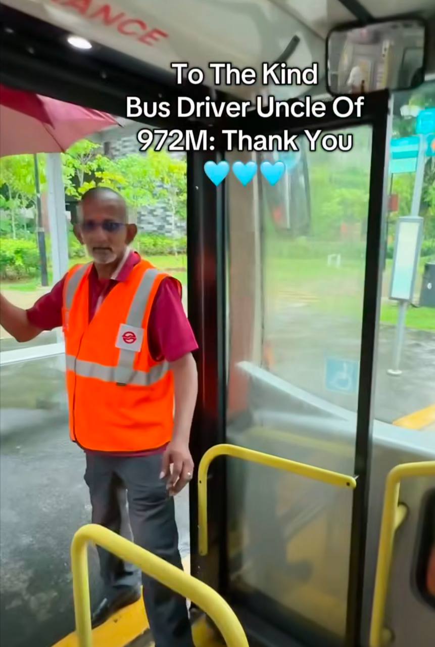 SMRT Bus Captain Praised For Sheltering Passengers From The Rain With ...