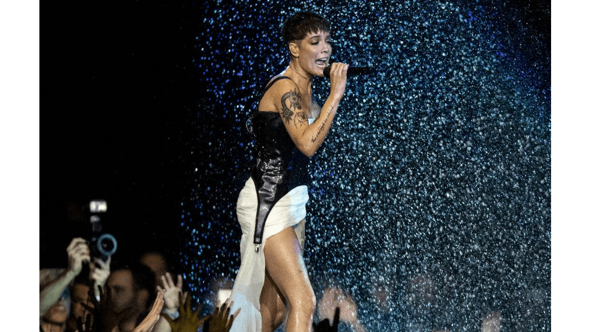 Halsey breaks toe - 8days