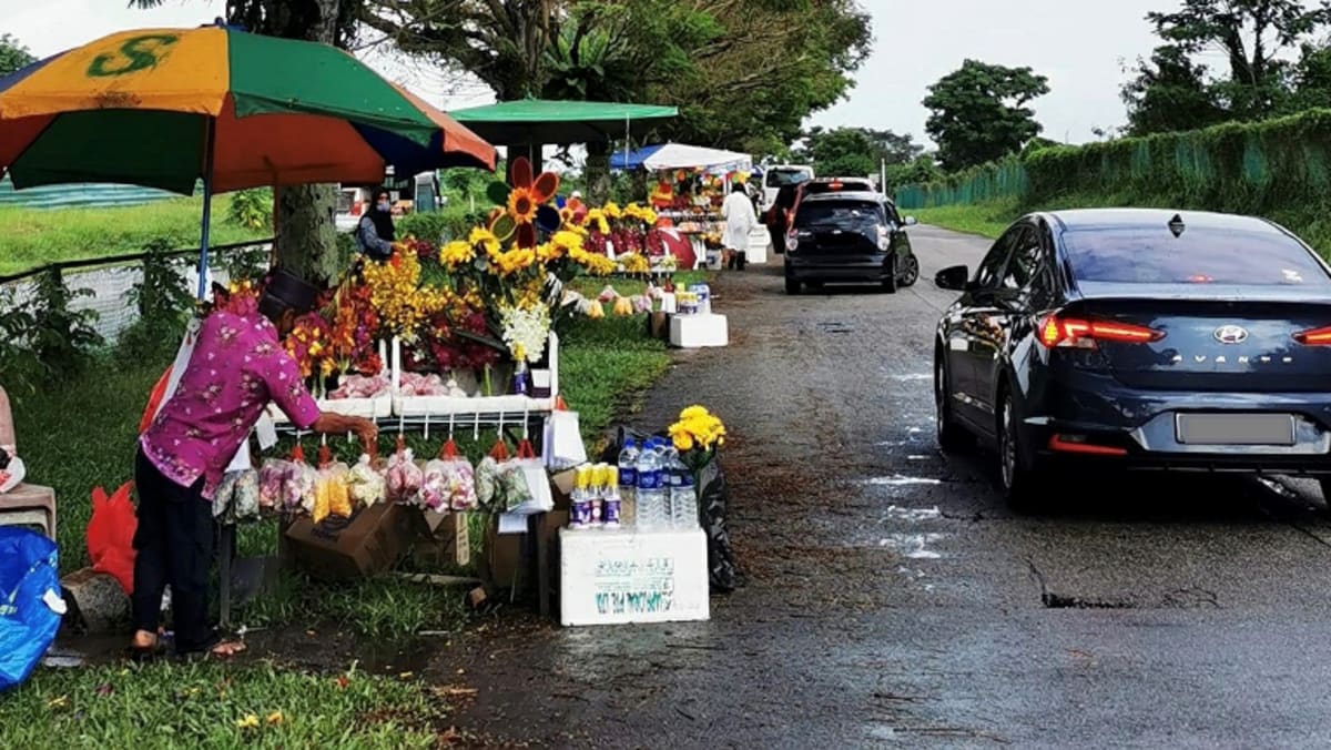 Dilarang jaja bunga tanpa lesen di Pusara Abadi: Penjual bunga jalanan ...