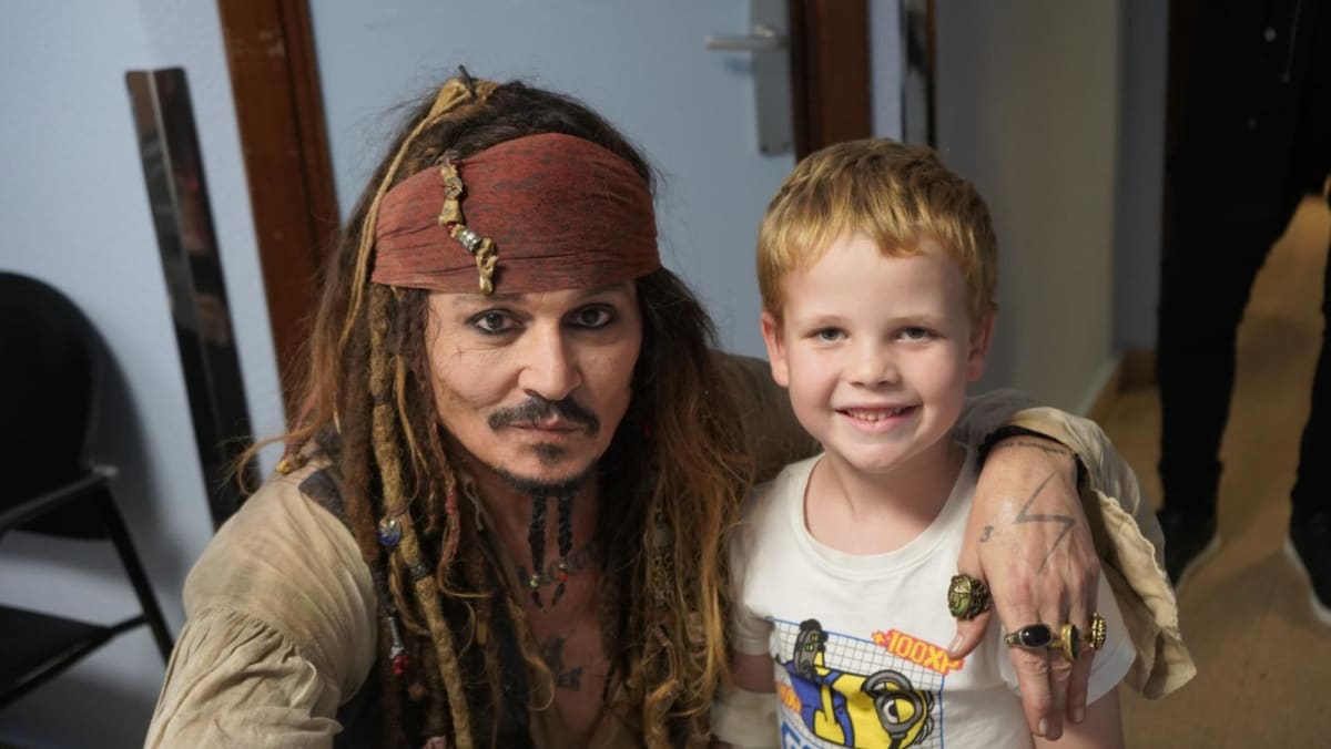 Johnny Depp reprises Captain Jack Sparrow character while visiting ...