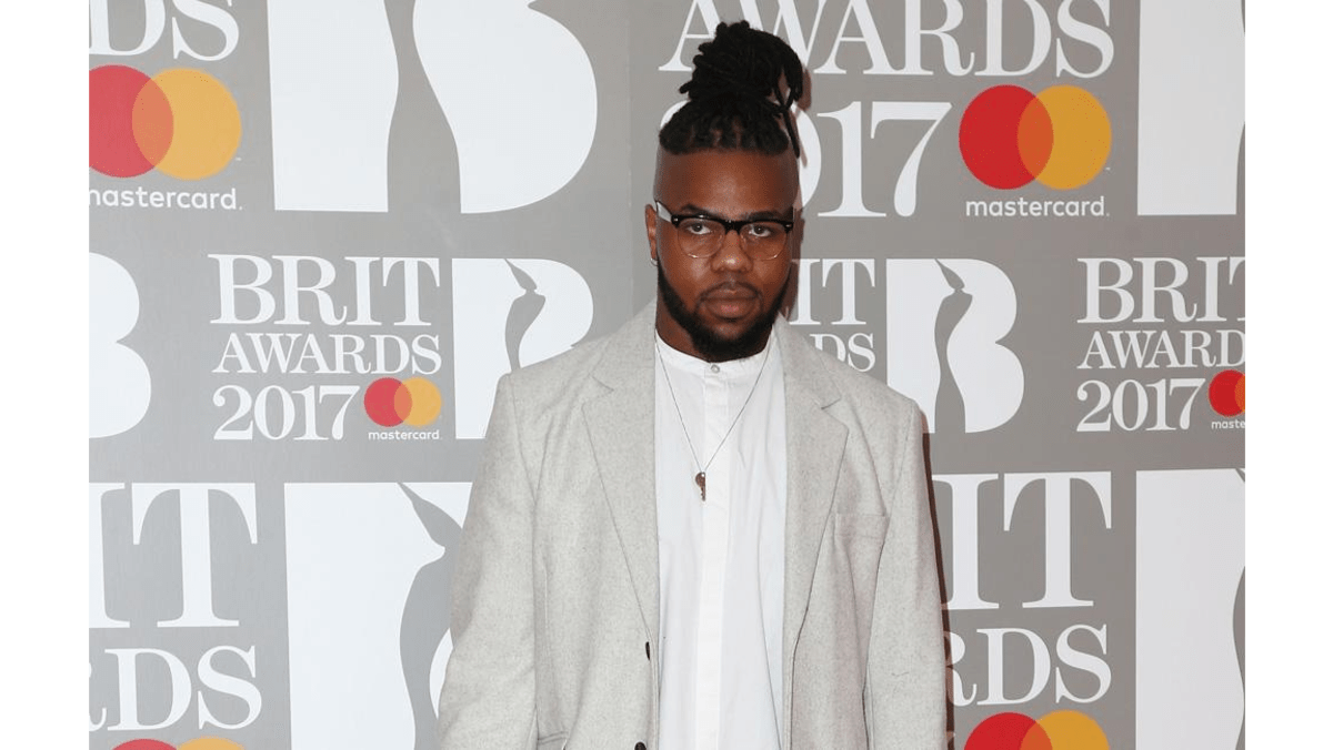 MNEK stands up for singers who use songwriters - 8days