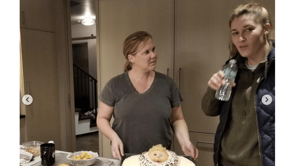 Amy Schumer's horrifyingly graphic baby shower cake - 8days