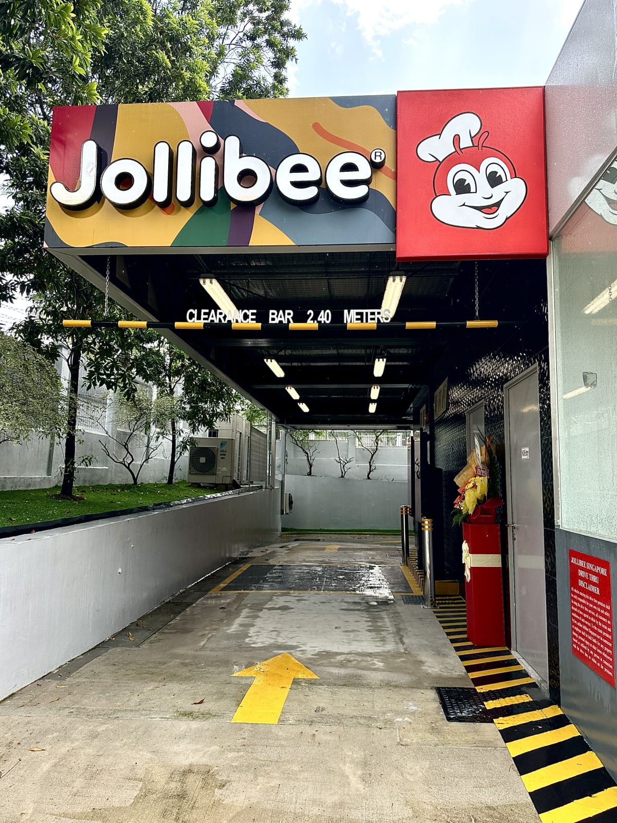 First Look: Jollibee Opens Fast Food Drive-Thru In S’pore - 8days