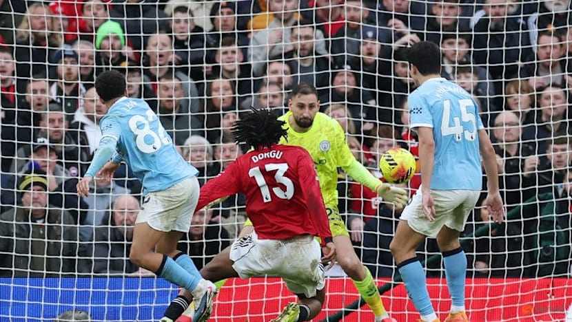 Carrick inspires dominant derby win for Man United, Liverpool draw ...