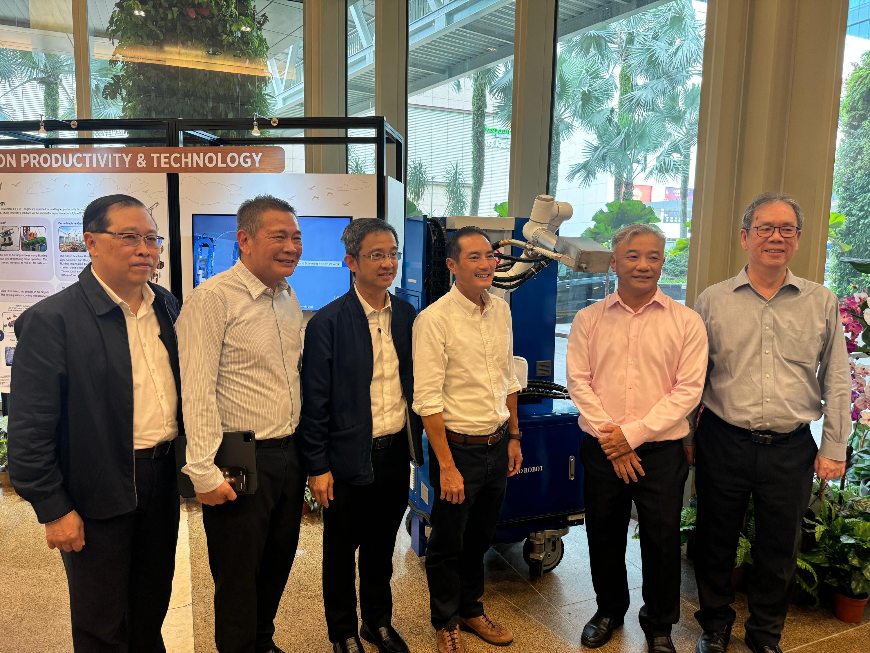 建屋局将在约一半新预购组屋项目 逐步扩大使用机器人 - 8world