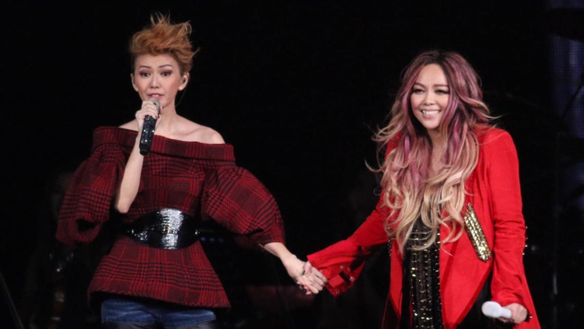 Stefanie Sun duets with A-Mei at a concert - 8days