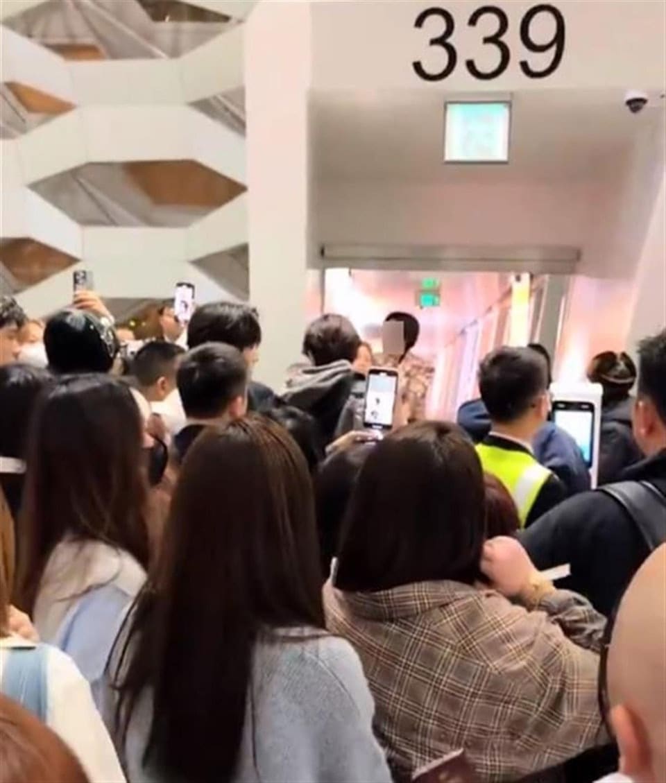 HK Boyband Loong 9 Jumped Queue, Caused Chaos At Shenzhen Airport - 8days