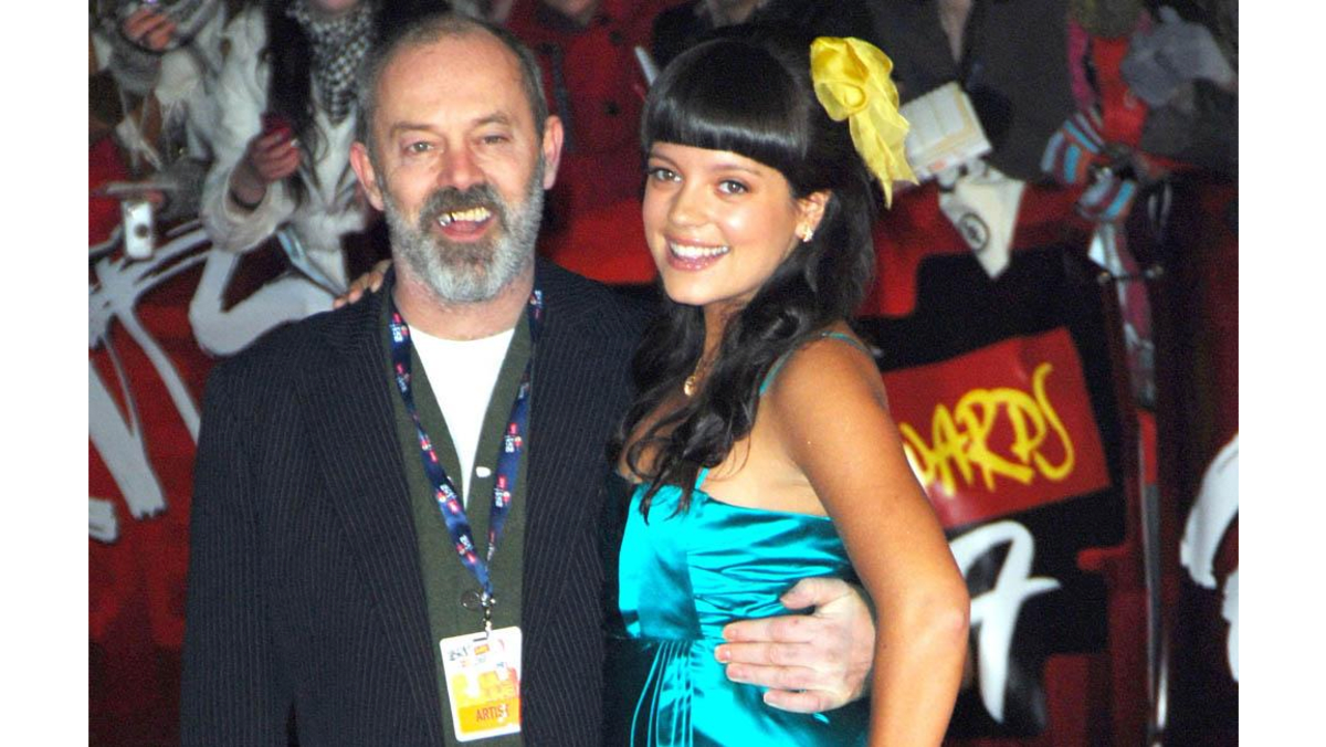 Lily Allen's dad is worried about what she'll write in her book - 8days