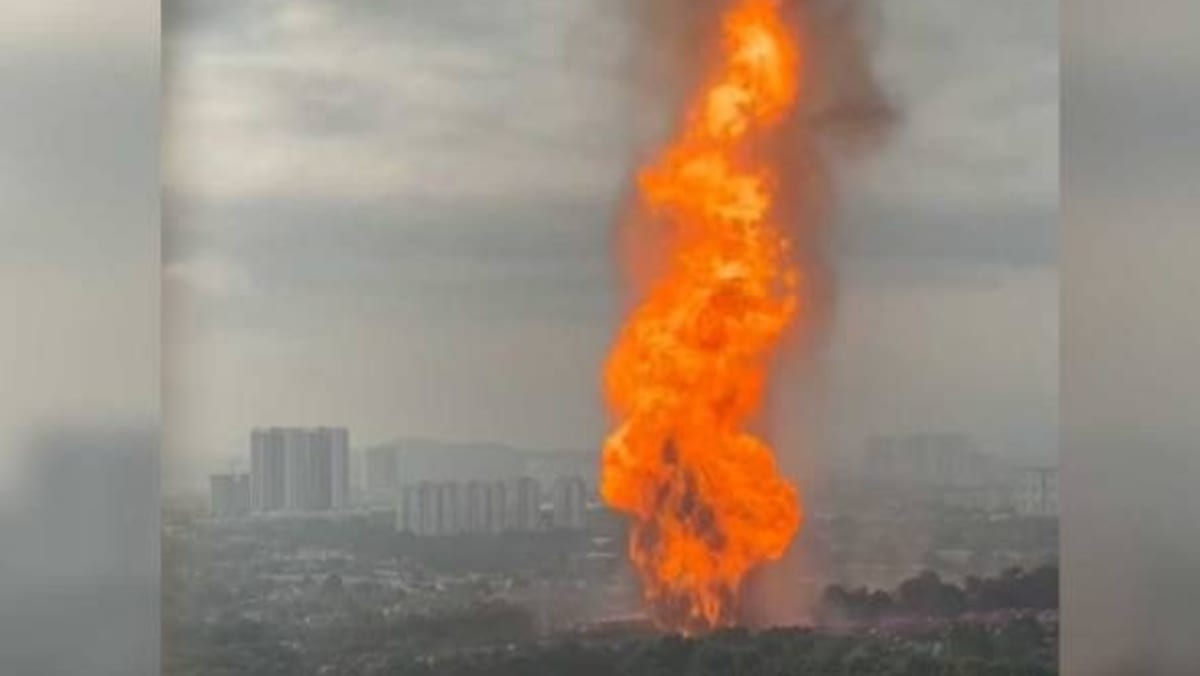 Paip gas terbakar di Puchong, helikopter bomba dalam perjalanan ke ...