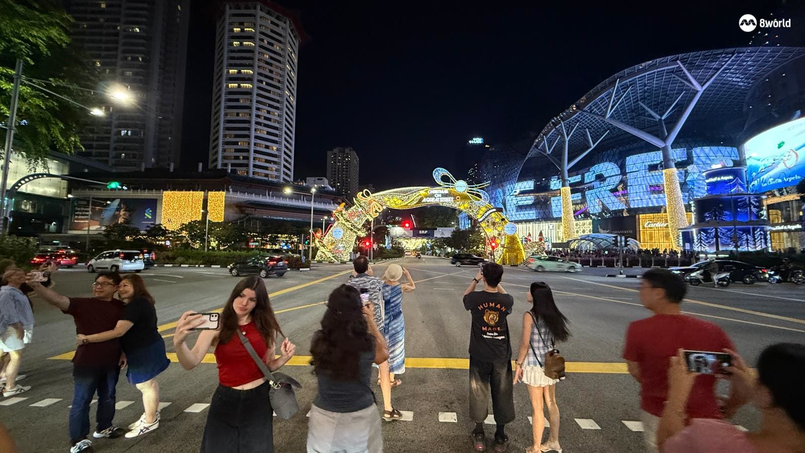 【相册】乌节路圣诞灯饰正式亮灯 人潮涌现驻足拍照打卡 - 8world