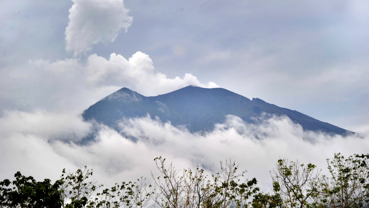 Thousands flee over Bali volcano eruption fears - TODAY