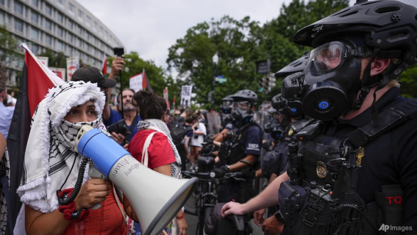 Police deploy pepper spray as thousands protest Netanyahu outside US ...