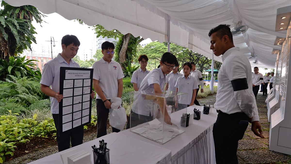 Gallery: S'poreans continue to pay tribute to S R Nathan at his Ceylon ...