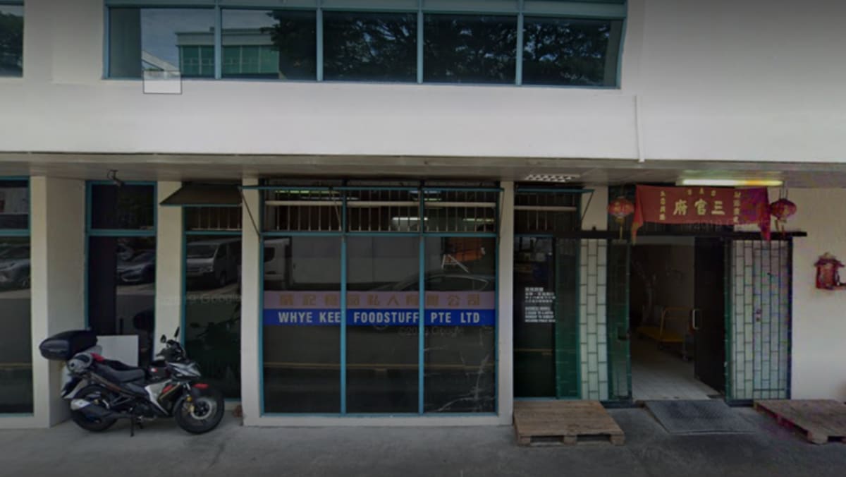 Whye Kee Foodstuff didenda S$17,700; berulang kali buang sisa cecair ke ...