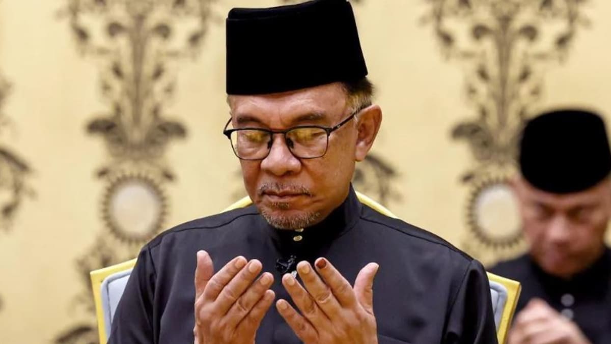 Anwar Ibrahim tunai janji potong gaji, elaun sebagai PM M'sia - BERITA Mediacorp