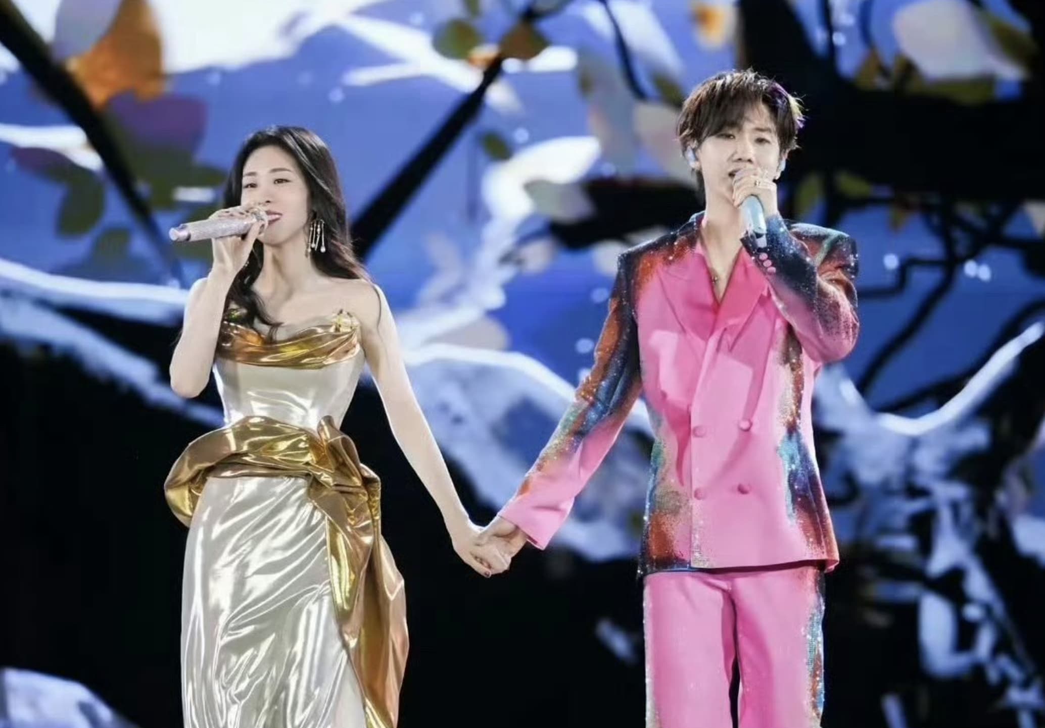 Chinese Singers Zhang Bichen & Wang Su Long Are Feuding Over A Song - 8days
