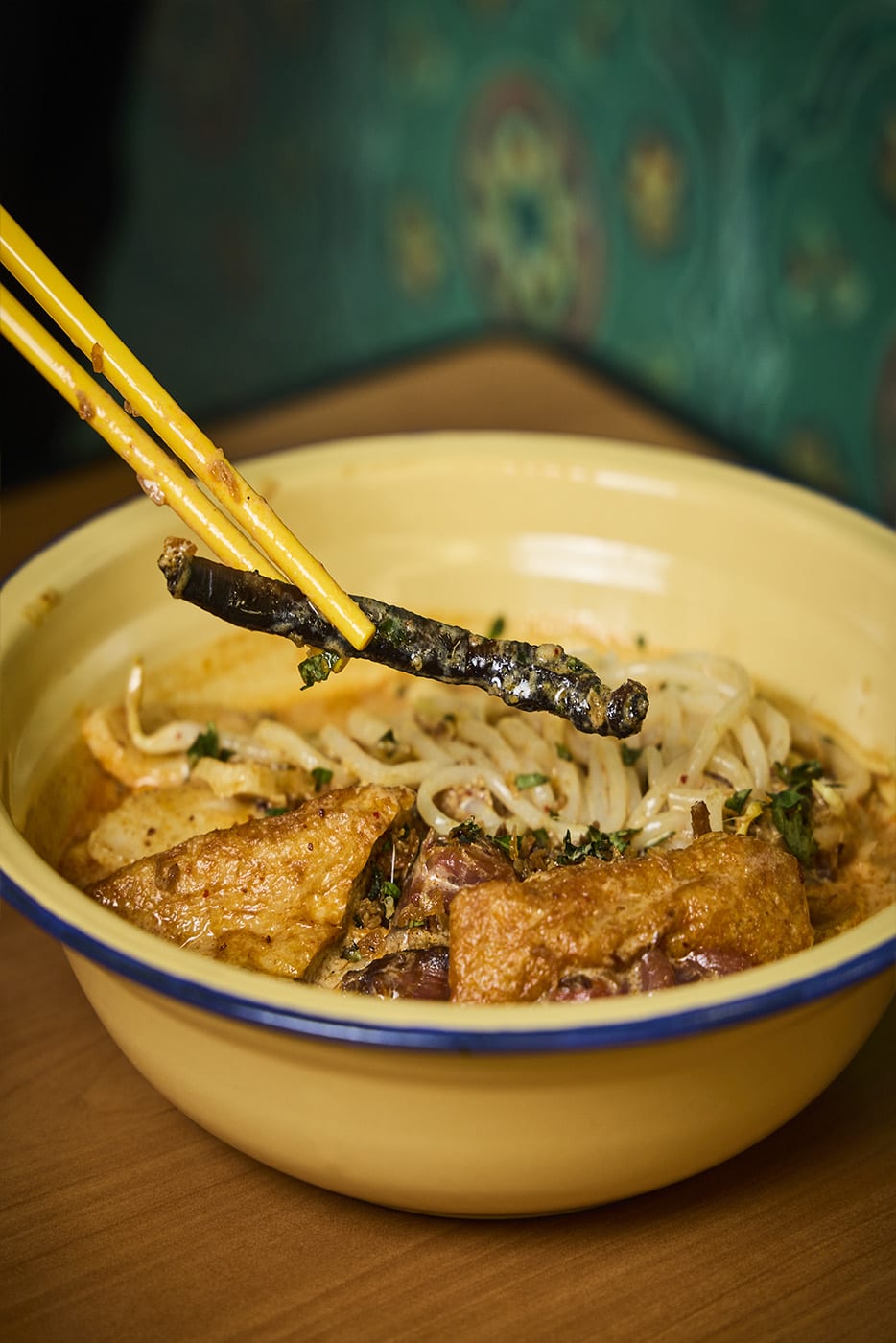 Sim Lim Eatery Sells Laksa Cooked With Earthworms, Boss Claims It ...