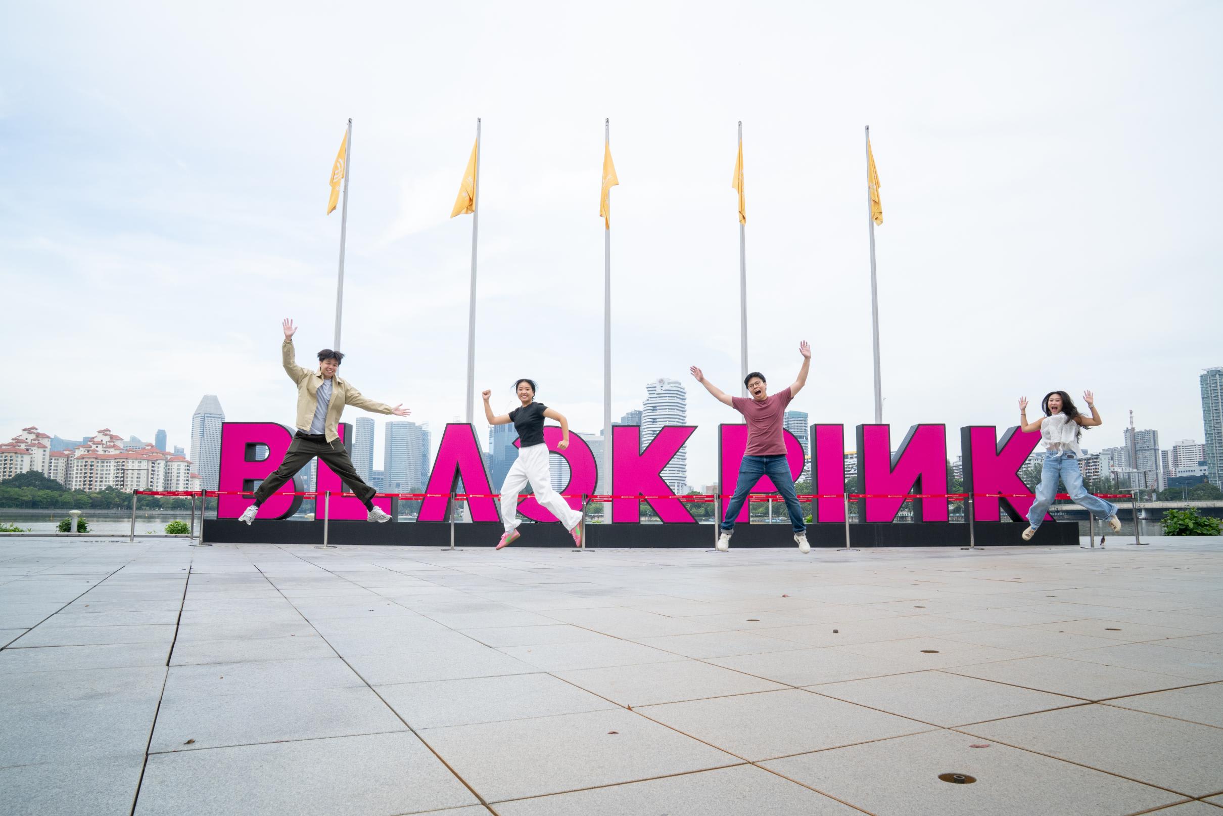 BLACKPINK狮城开唱，全岛掀粉色旋风！ 从快闪店到灯光秀，这些地点Blinks必打卡 - vibes by 8world