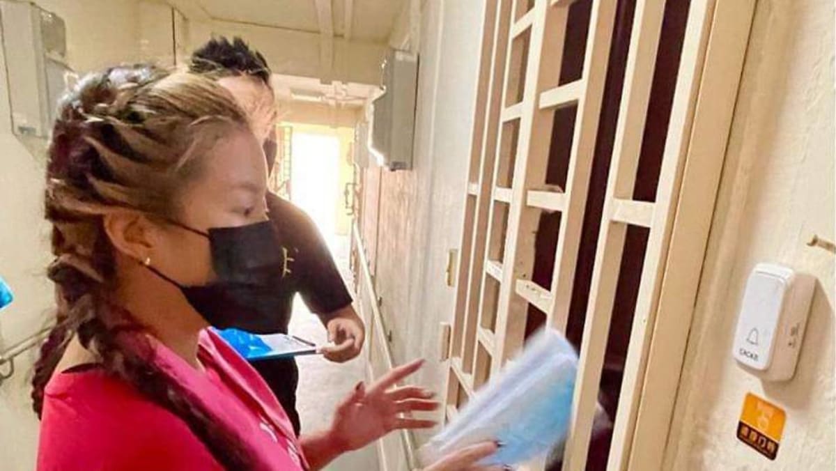 Local actress Rui En volunteers to hand out meals to those in need ...