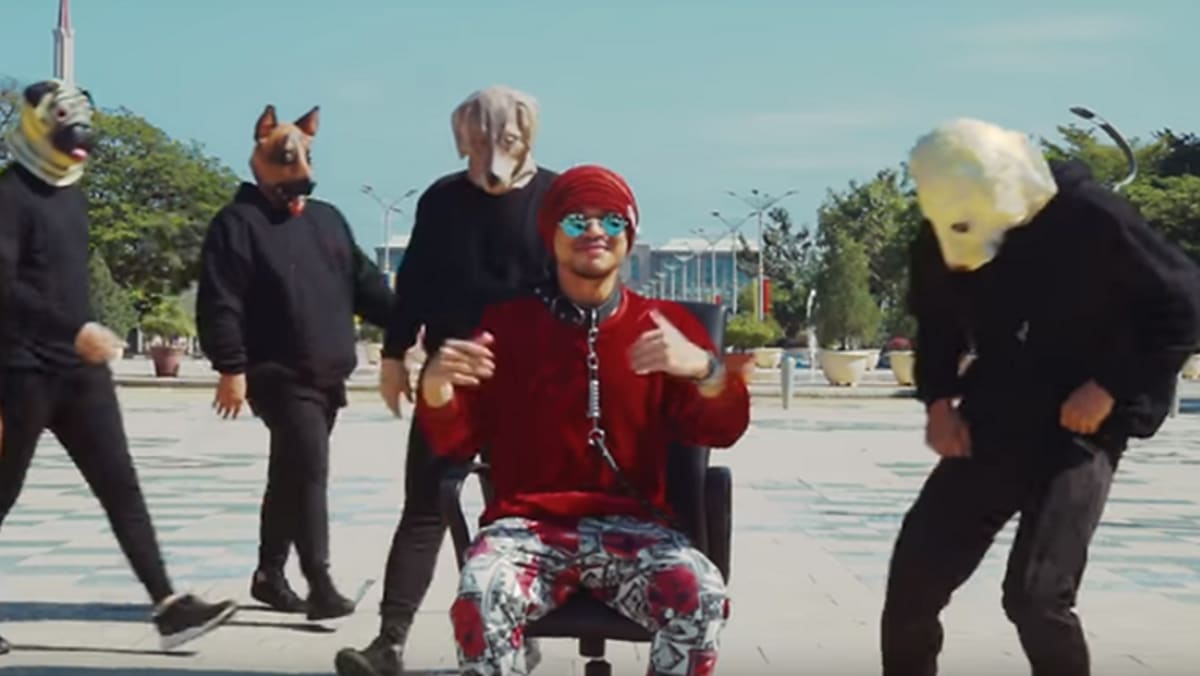 SKMM digesa ambil tindakan video Namawee pakai topeng anjing, menari ...