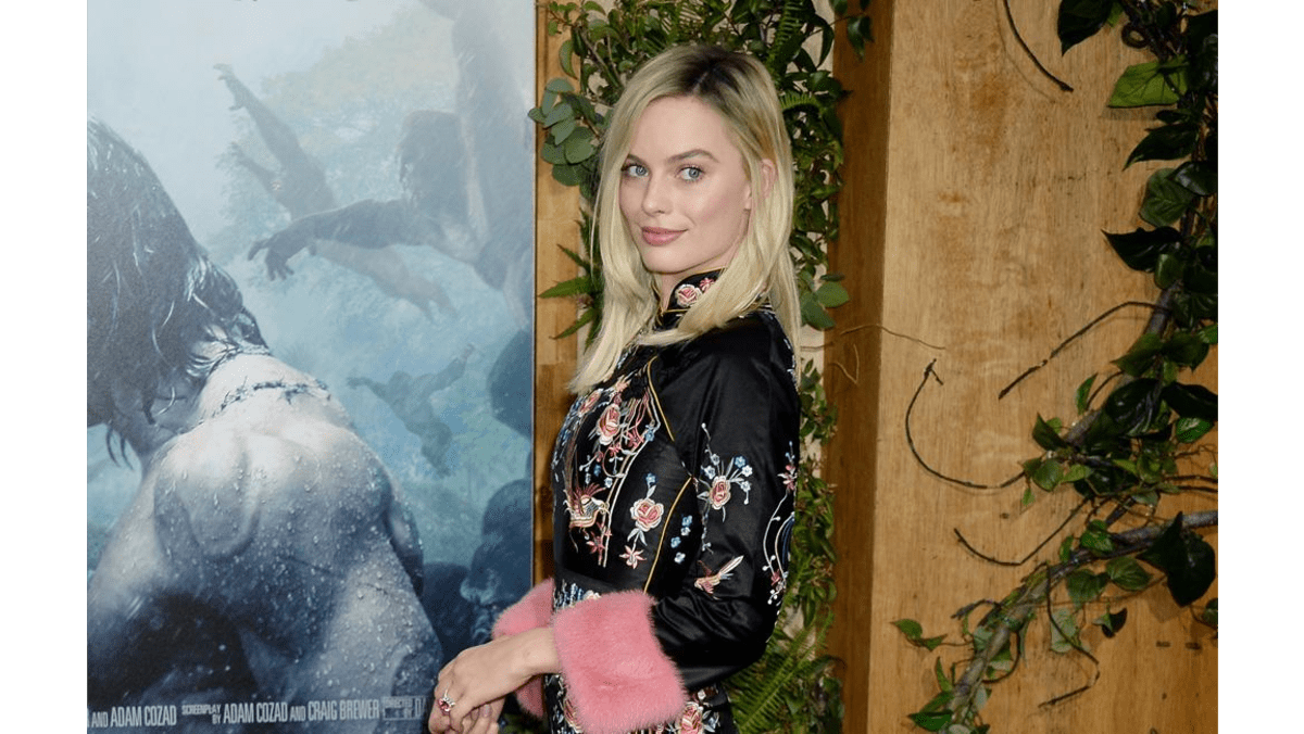 Margot Robbie wants to be a fire twirler - 8days