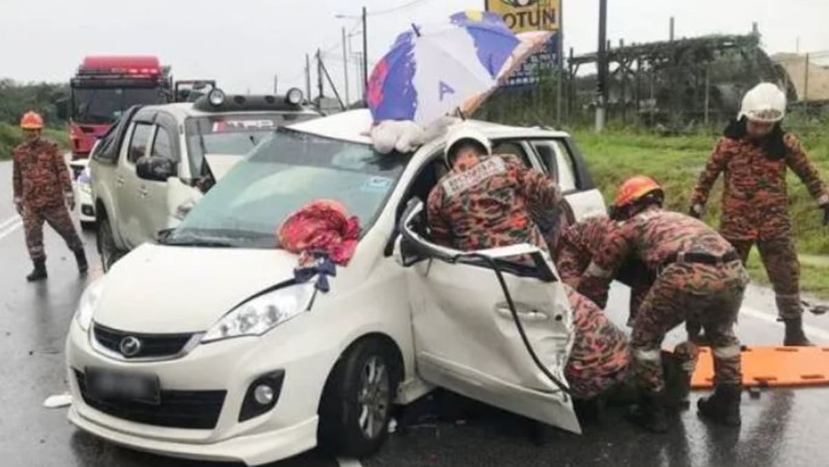 Suami isteri maut, kereta terbabas dalam perjalanan ke pusat mengundi PRU15 - BERITA Mediacorp