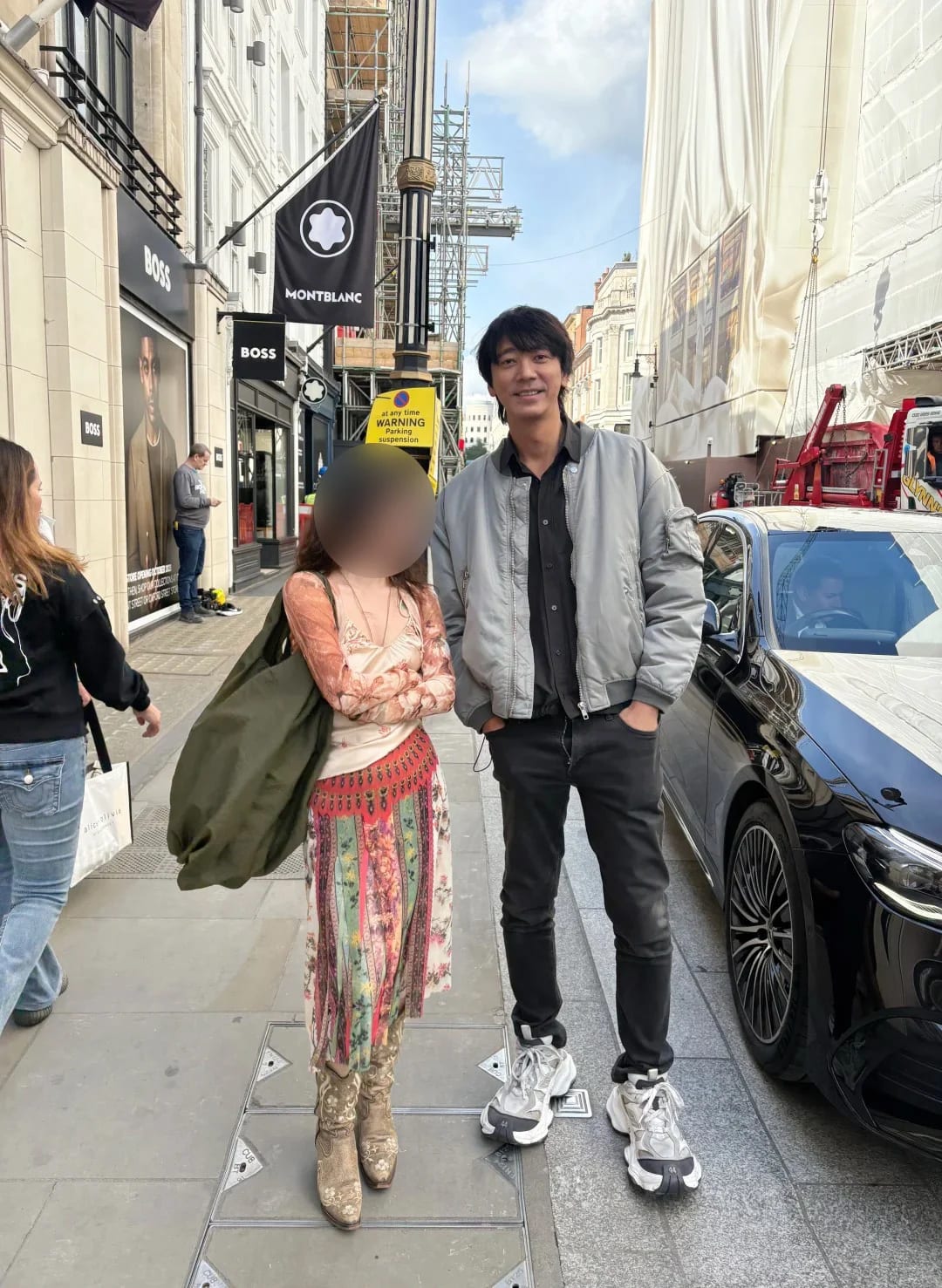 Taiwanese Rocker Shin Caught With Fly Down In Photos With Fans - 8days