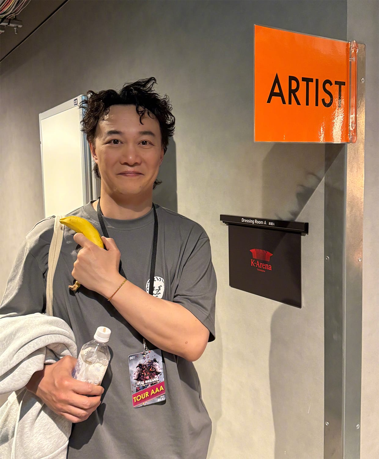 Eason Chan Falls During Beijing Concert; Jokes “Luckily I’m Meaty” - 8days