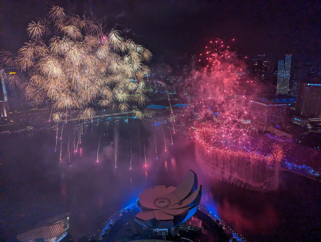 【相册】璀璨烟火点亮狮城夜空 迎接2023年到来 - 8world