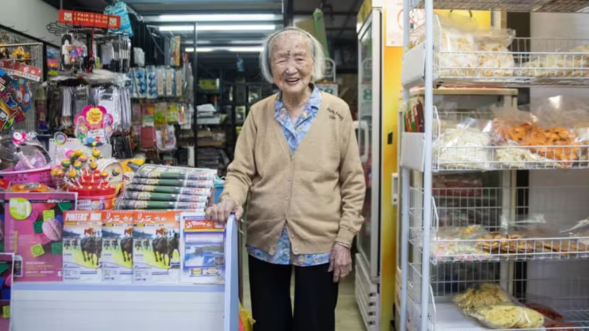 Nenek 102 tahun bekerja di kedai serbaneka Beauty World Centre sensasi ...