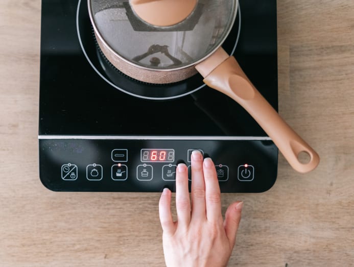 How a portable induction hob works and how to take care of it - CNA ...