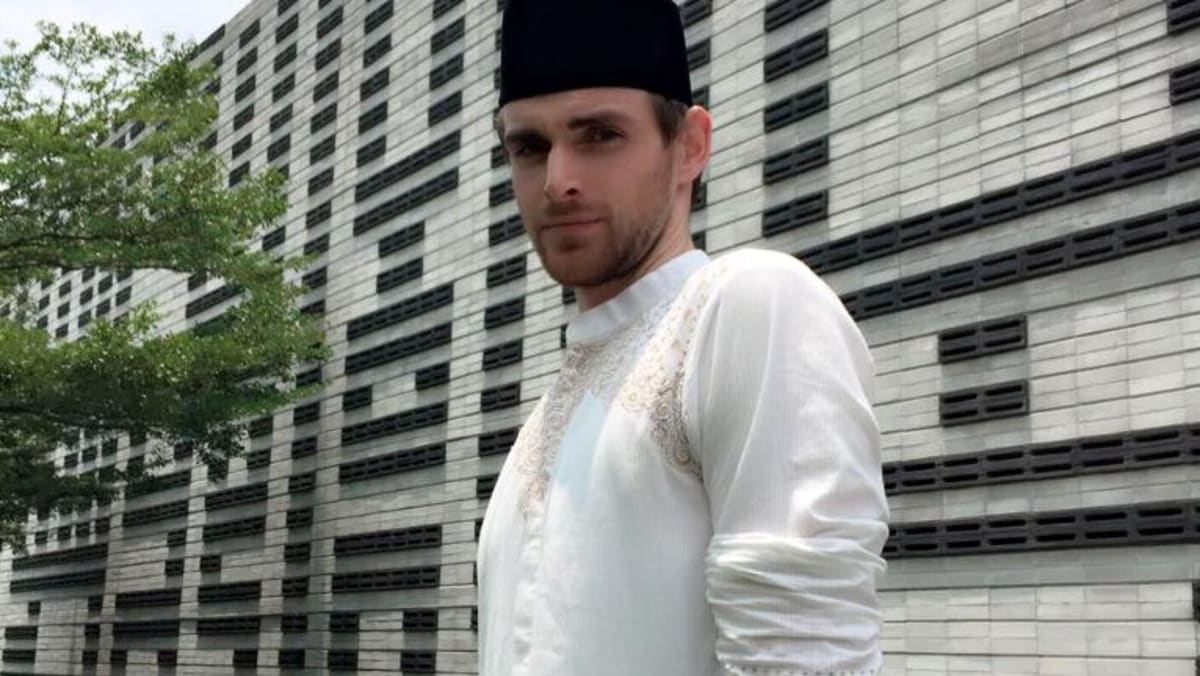 Jejaka muallaf ini keliling dunia, jatuh cinta dengan keindahan Islam ...