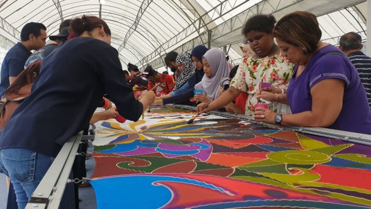Rekod baru! Lukisan batik sepanjang 550 meter dicipta di Wisma Geylang ...