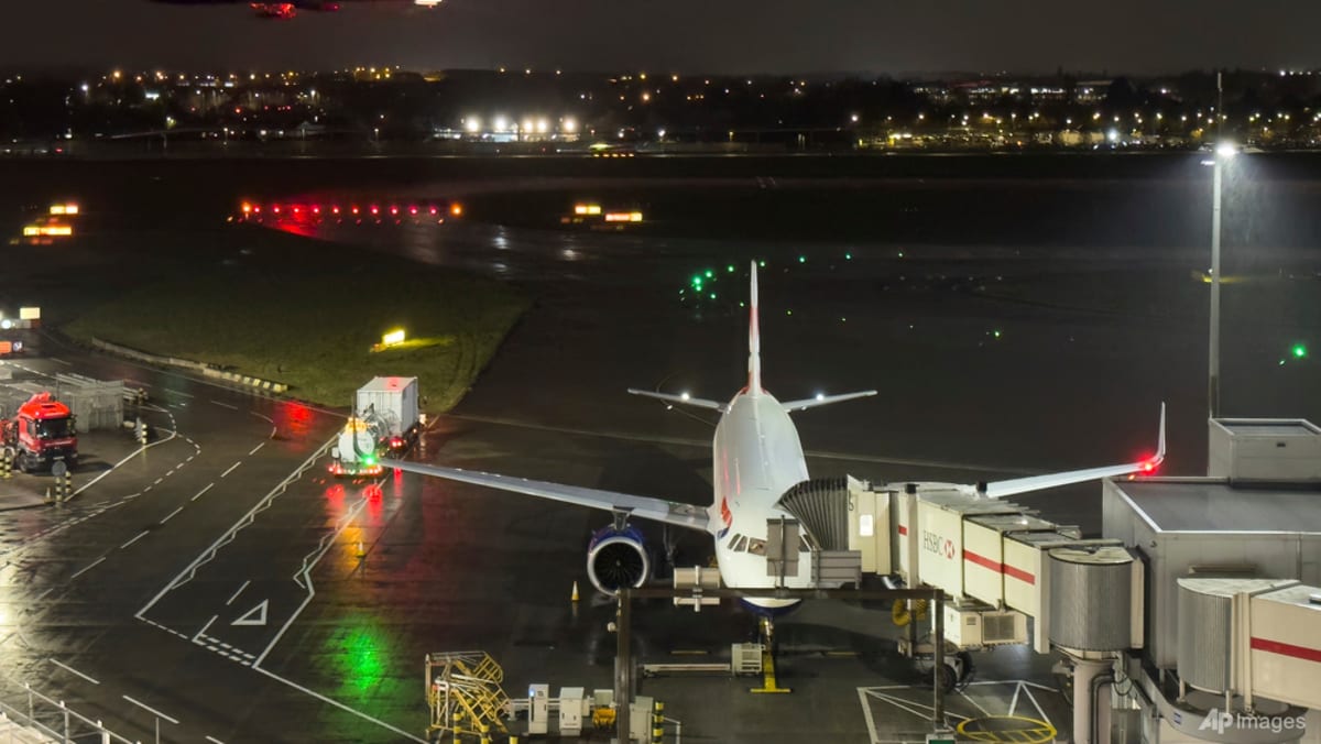 First flights land at Heathrow after airport closure causes global ...