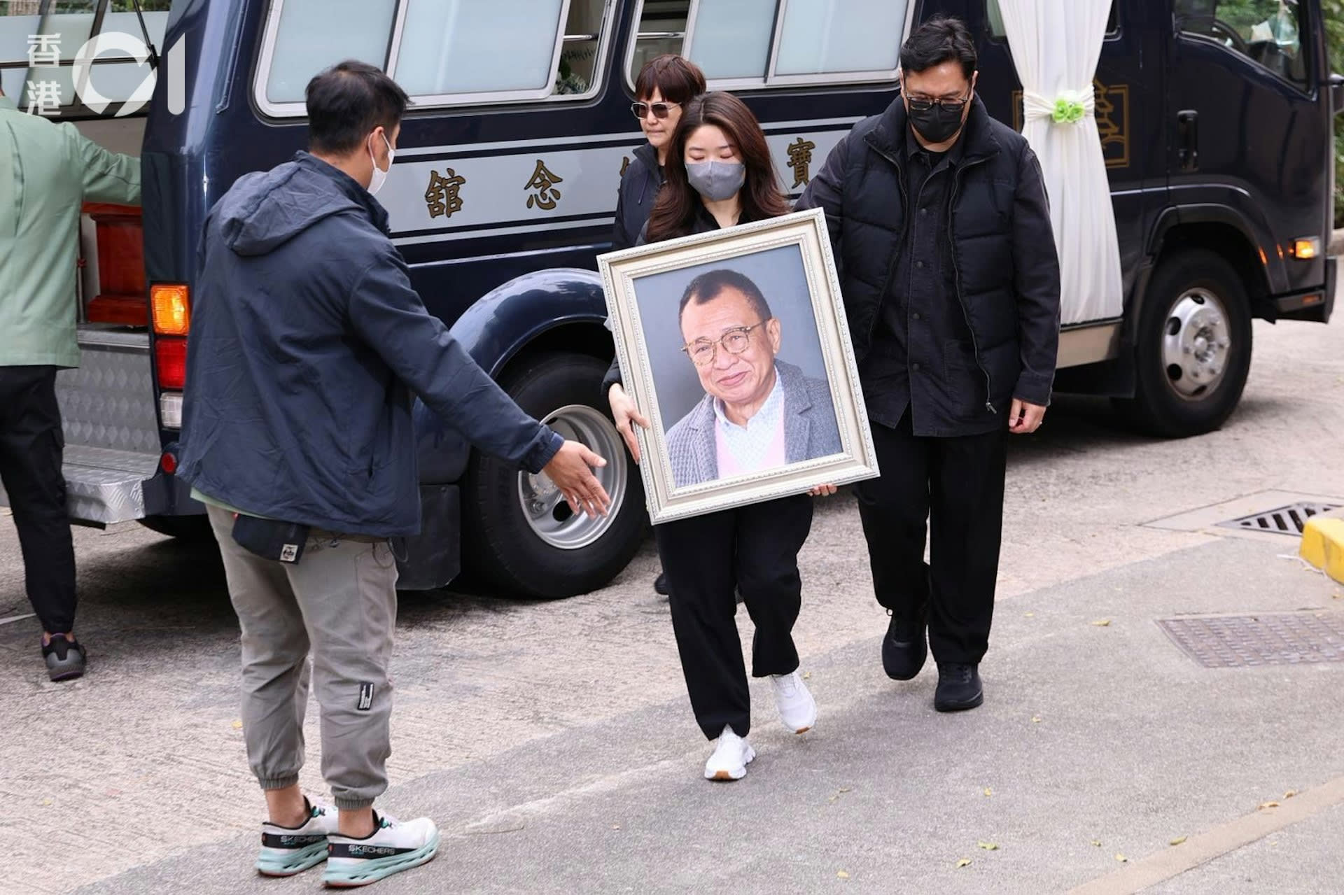 Lee Bee Wah Flies To HK for Benz Hui’s Funeral, Comforts His Wife on ...