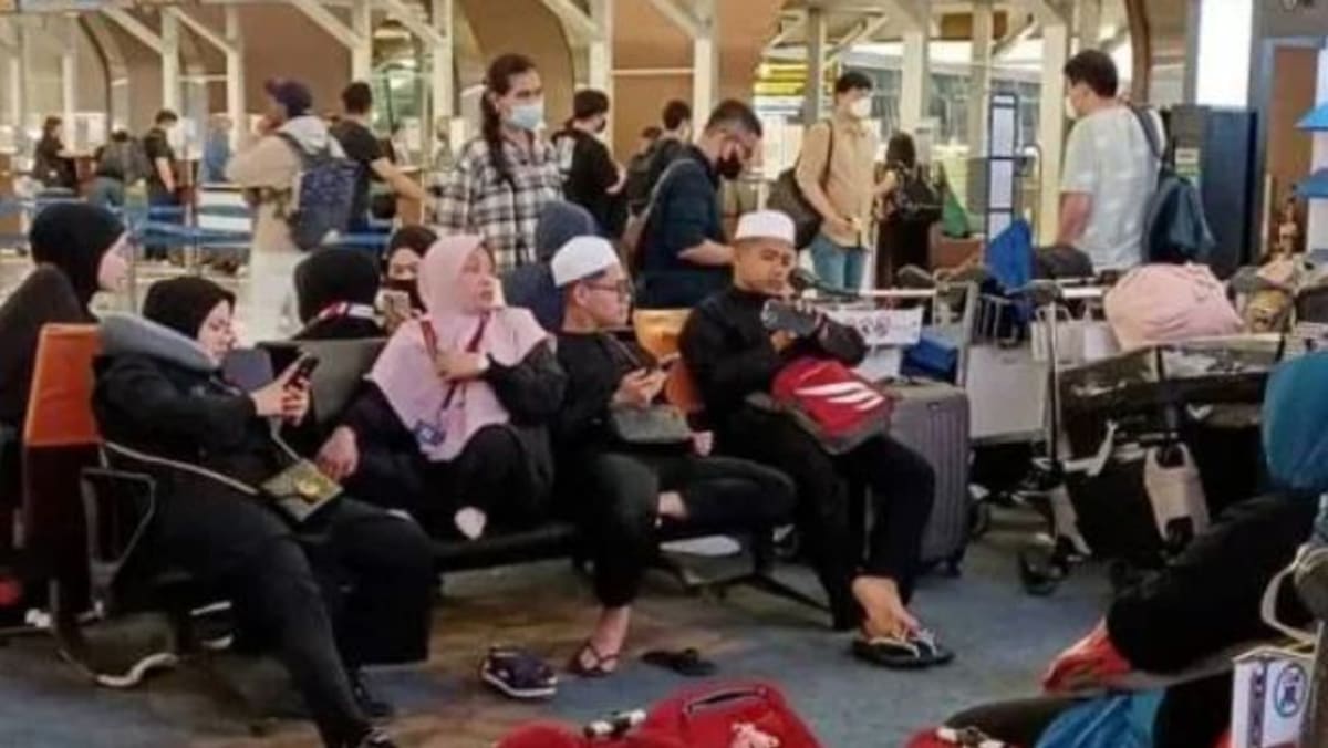 62 jemaah umrah M'sia terkandas di Jakarta angkara tiket penerbangan pulang - BERITA Mediacorp