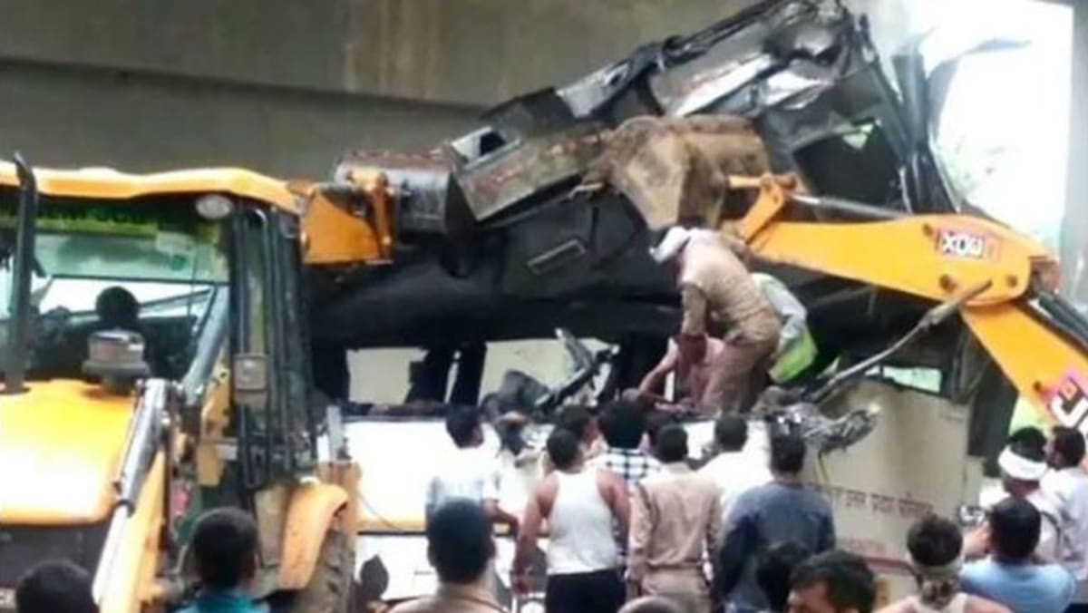 Sekurang-kurangnya 29 maut setelah bas terbabas dari ekspreswe India ... Sekurang-kurangnya 29 maut setelah bas terbabas dari ekspreswe India ...