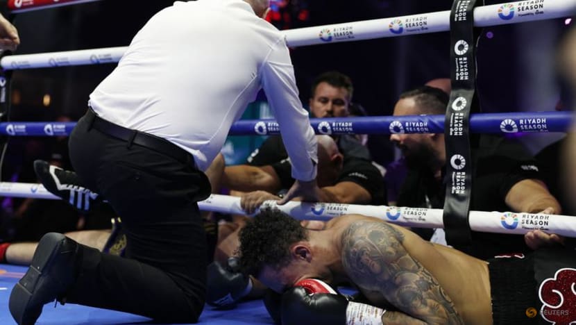 Fight drawn after British light-heavyweights fall out of the ring - CNA