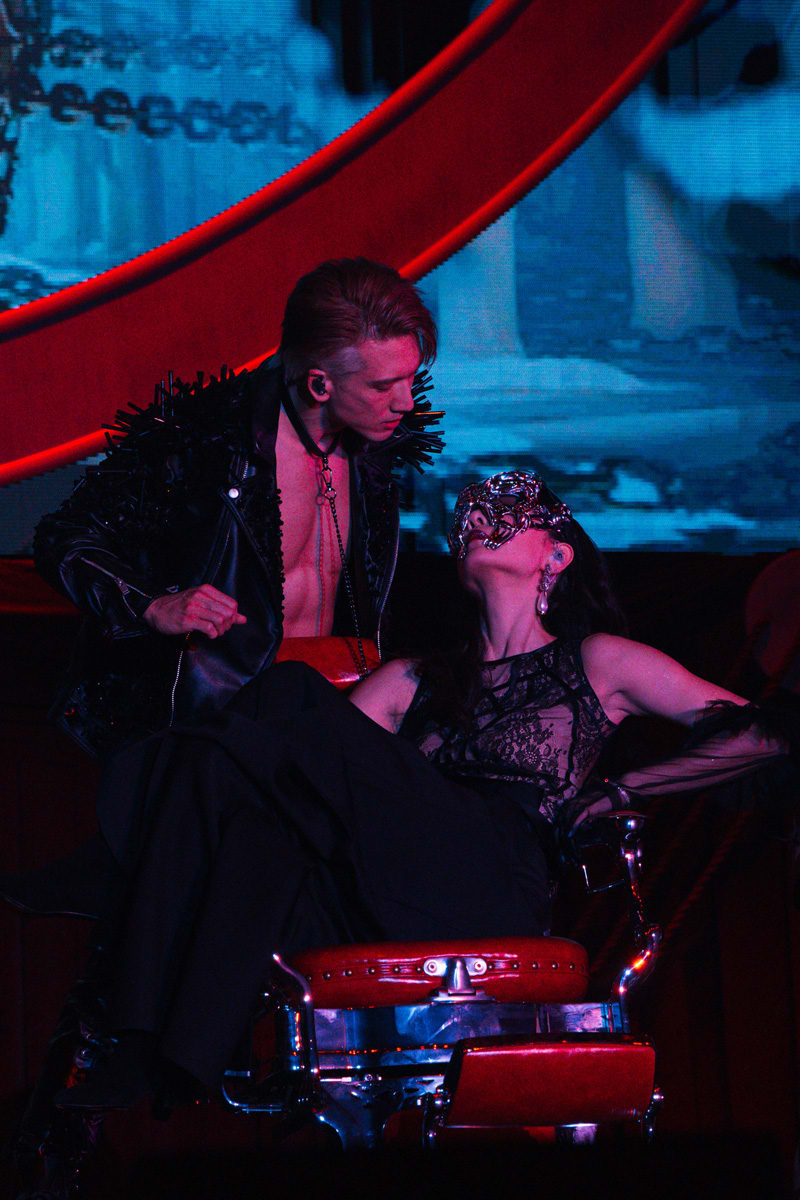 关智斌爆肌开唱 麒麟臂、腹肌零死角全面展示轰炸全场 - vibes by 8world