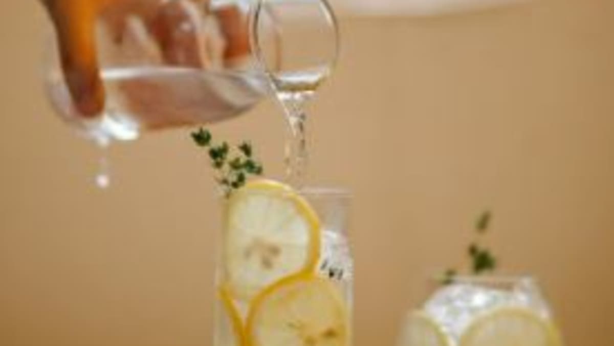 Jus dan minuman ini dapat bantu untuk ‘cuci’ perut setelah banyak makan ...