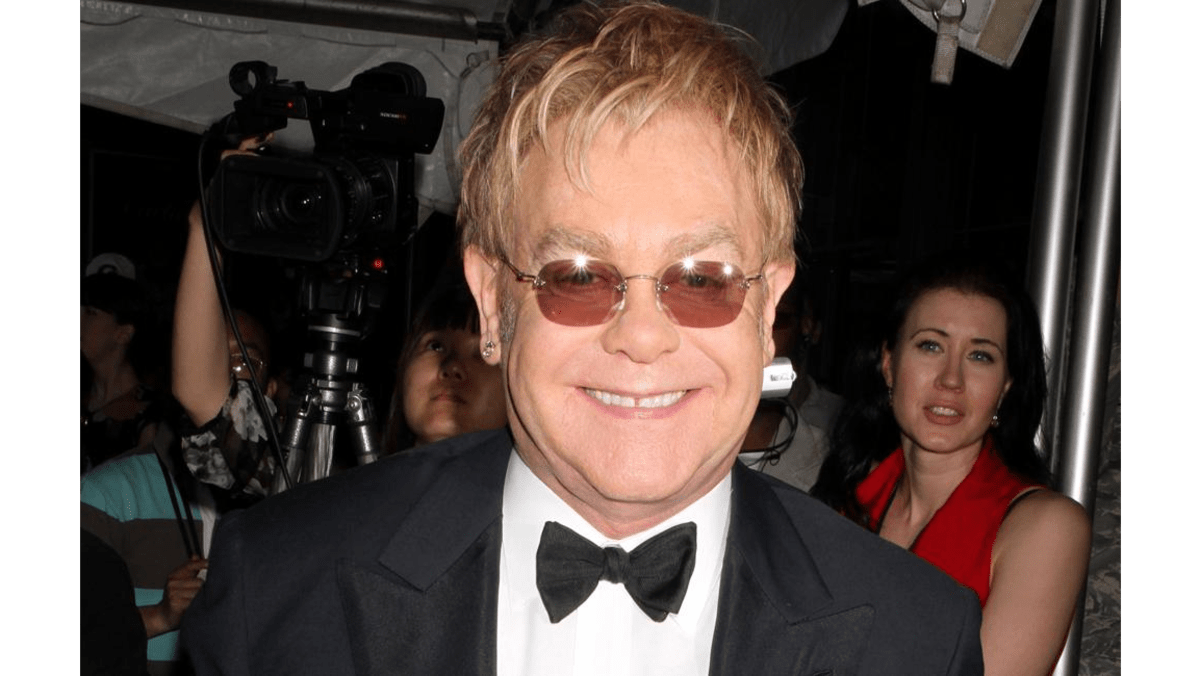 Sir Elton John In Shock After Mother Dies 8days